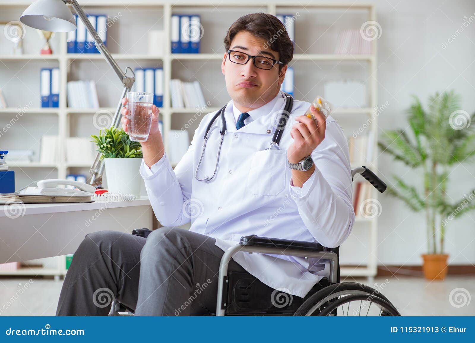 The Disabled Doctor on Wheelchair Working in Hospital Immagine Stock ...