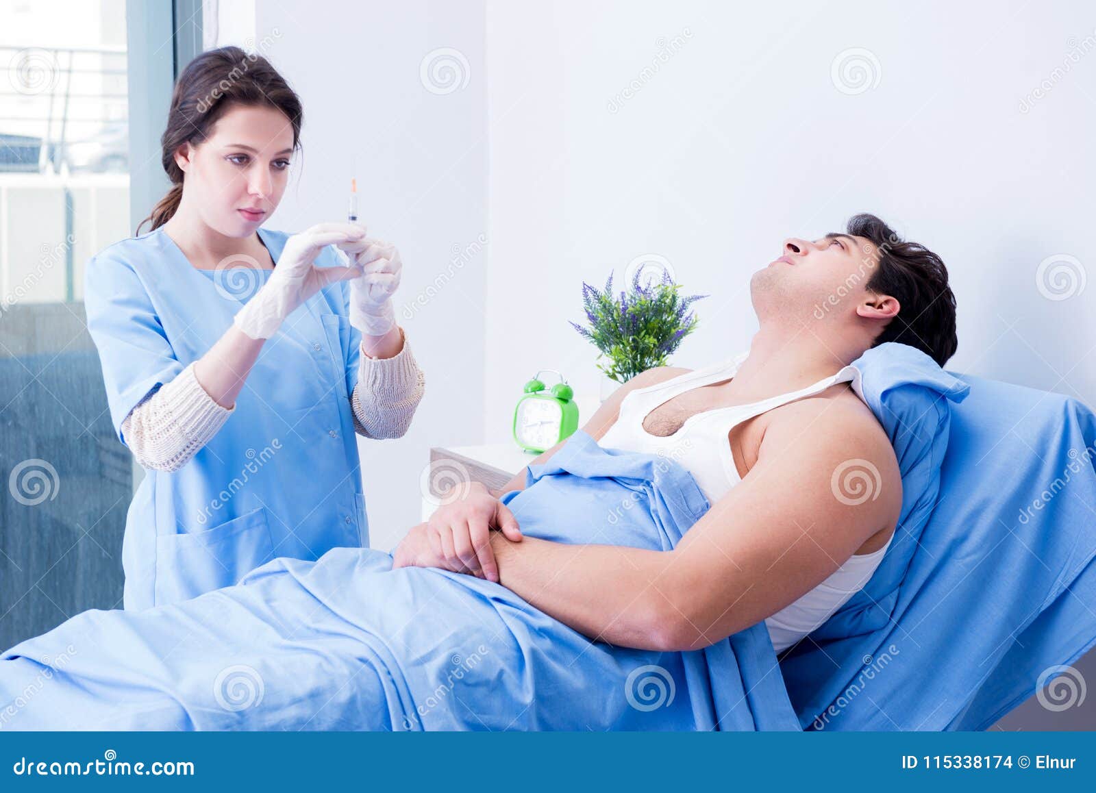 The Doctor Doing Medical Injection in Hospital Room 库存照片 - 图片 包括有 检查 ...