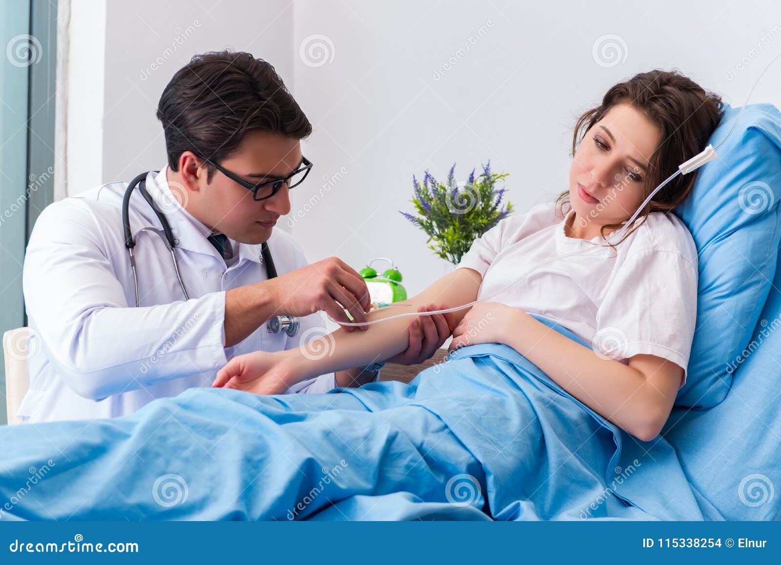 The Doctor Doing Medical Injection in Hospital Room Fotografia Stock ...