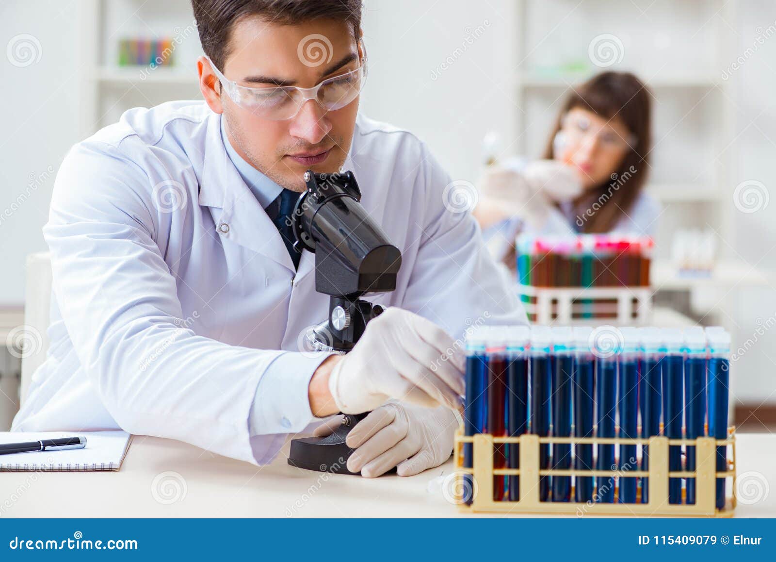 The Two Chemists Working in Lab Experimenting Imagem de Stock - Imagem ...