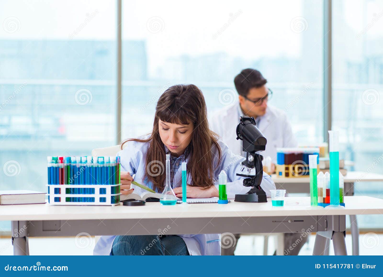 The Two Chemists Working in Lab Experimenting Stock Afbeelding - Image ...