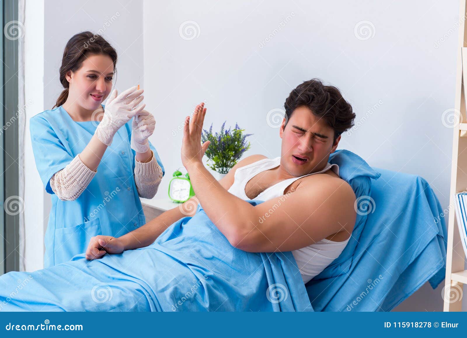 The Doctor Doing Medical Injection in Hospital Room Arkivfoto - Bild av ...