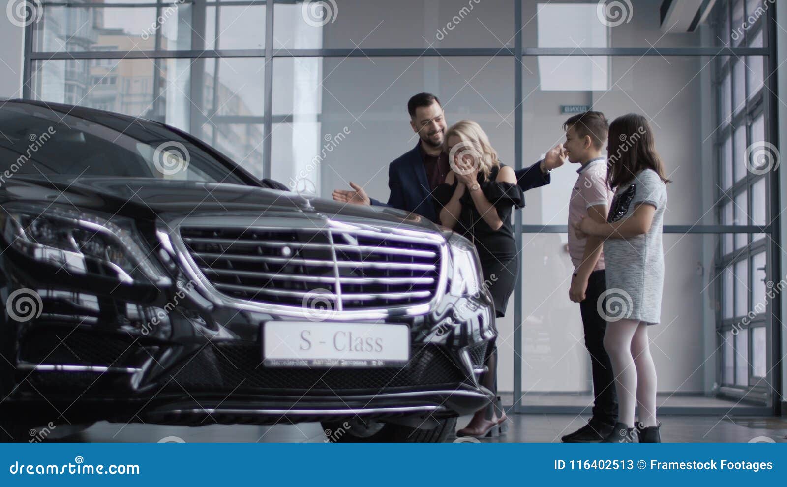Happy Family Getting New Car in Salon Fotografia Stock Editoriale - Immagine di felice ...