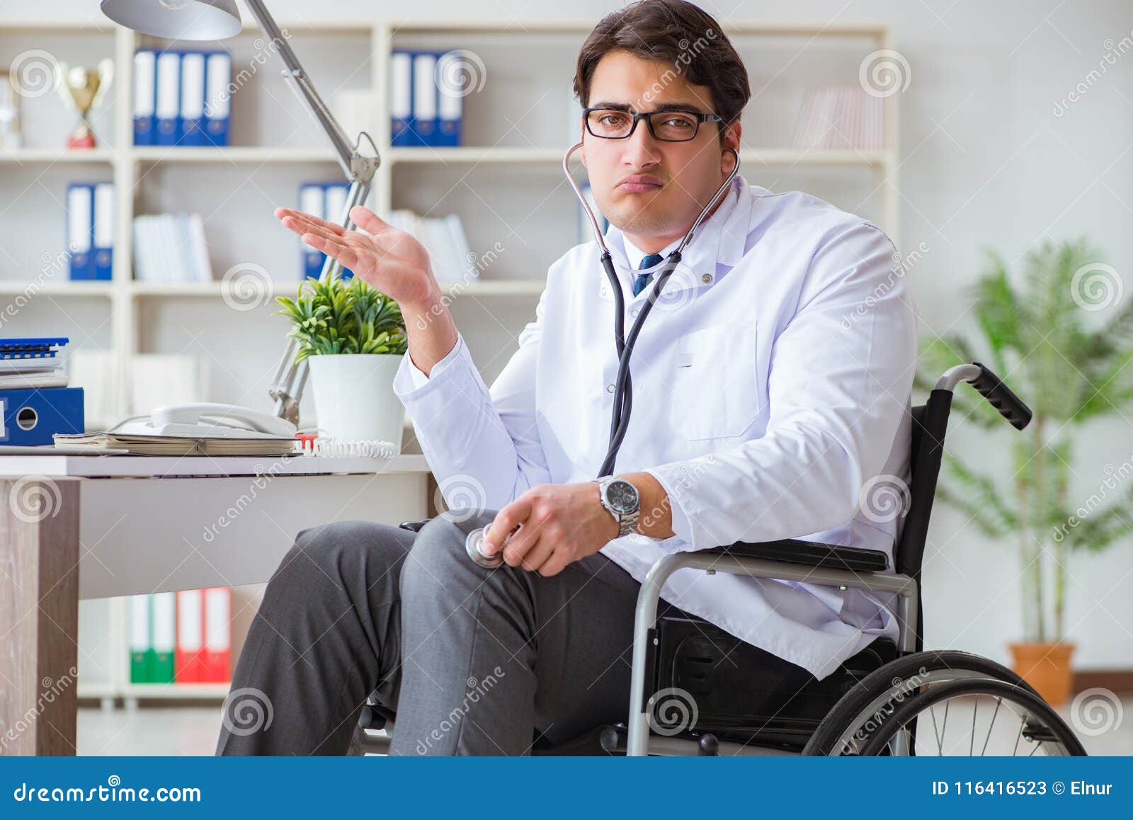The Disabled Doctor on Wheelchair Working in Hospital Stock Afbeelding ...