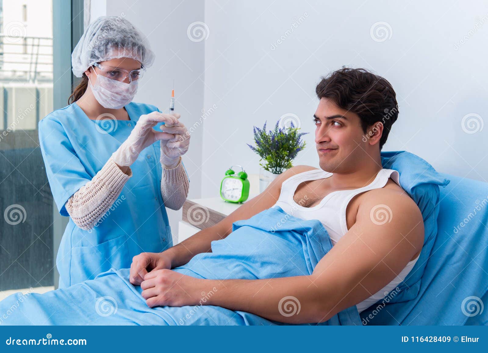The Doctor Doing Medical Injection in Hospital Room Immagine Stock ...