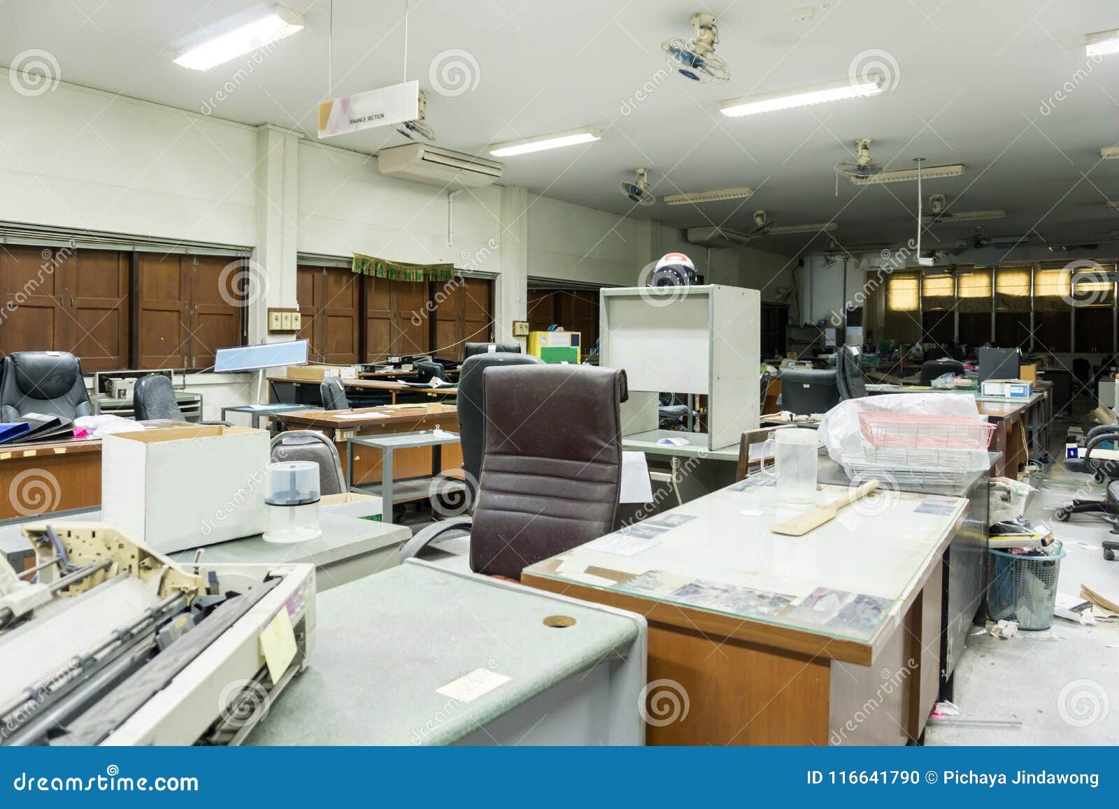 Dirty, Messy and Abandoned Office, Poor Light Foto de Stock - Imagem de ...