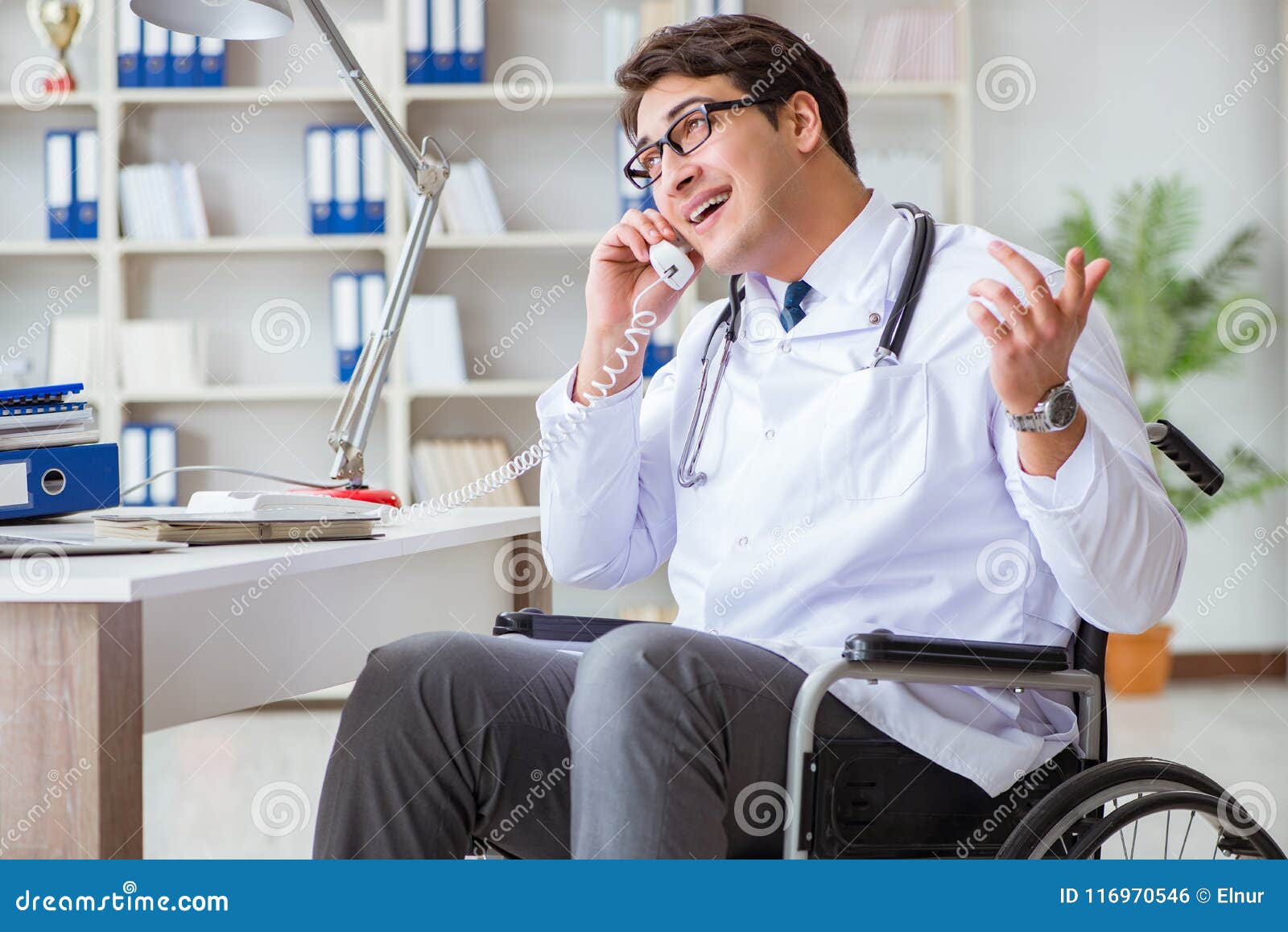 The Disabled Doctor on Wheelchair Working in Hospital 库存照片 - 图片 包括有 障碍 ...