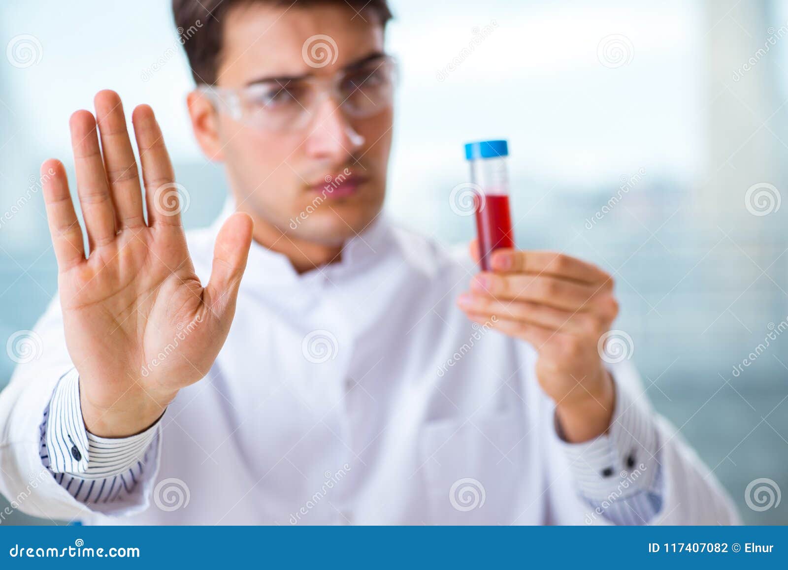 The Man Doctor Checking Blood Samples in Lab Fotografia Stock ...