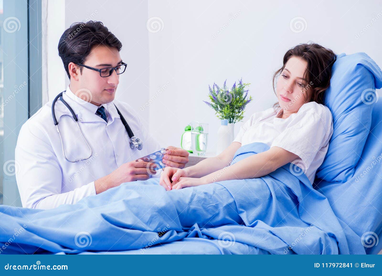 The Doctor Visiting Patient in Hospital Room Immagine Stock - Immagine ...