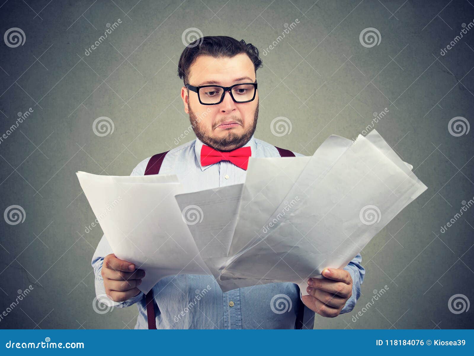 Confused Business Man Reading Papers Zdjęcie Stock - Obraz złożonej z ...