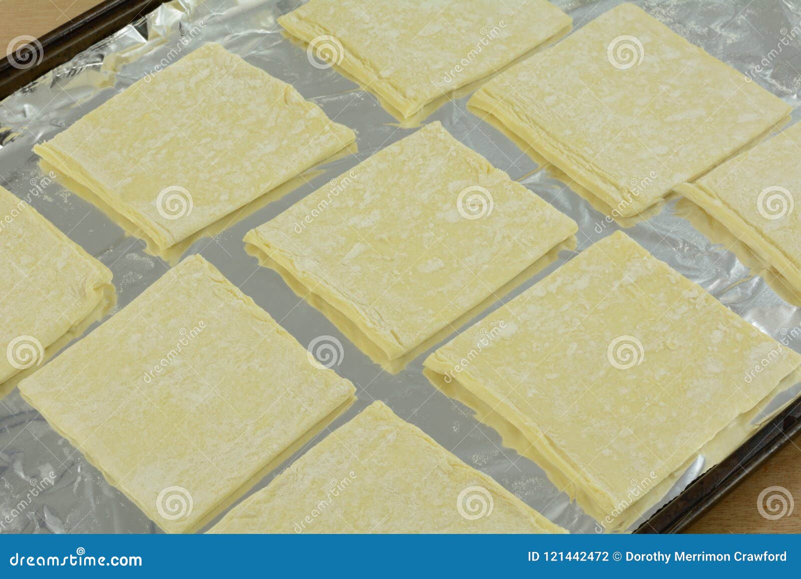 Sheets of raw puff pastry fotografia stock. Immagine di grezzo - 121442472