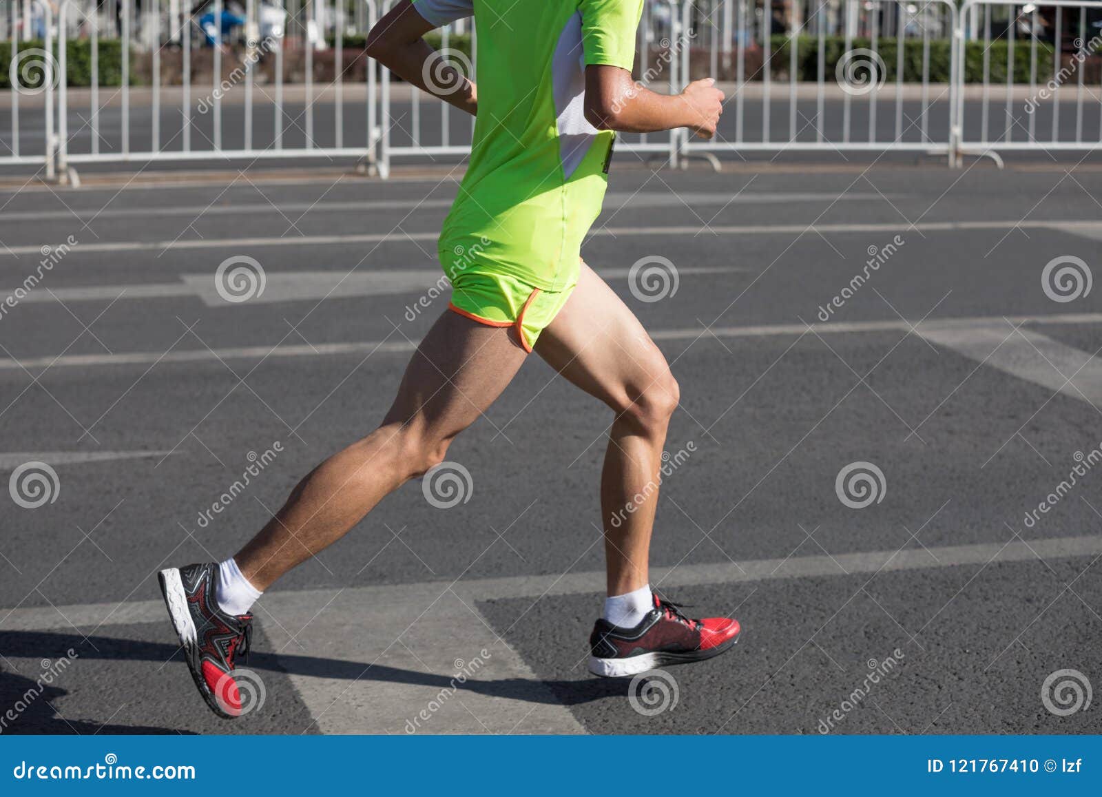 Marathon Runners Legs Running on City 库存照片 - 图片 包括有 运动, 行程: 121767410