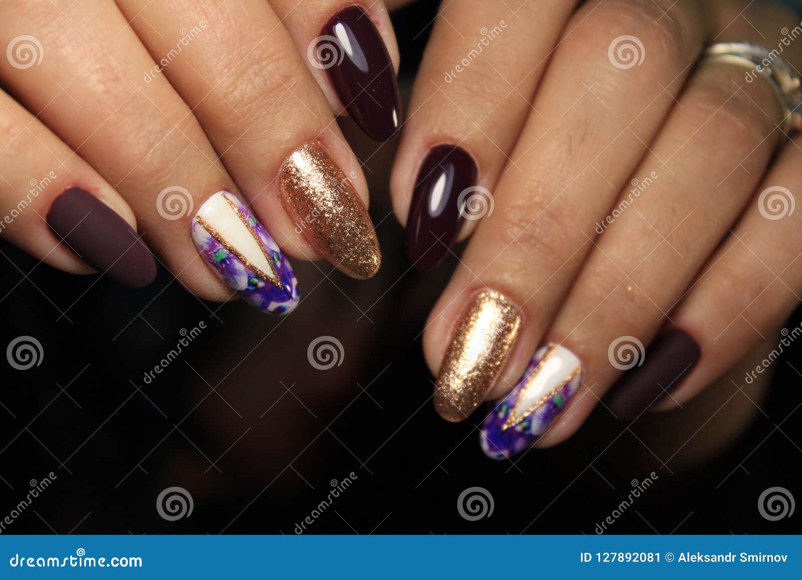 Closeup of Woman Hands with Nail Design. 库存图片 - 图片 包括有 投反对票, 五颜六色 ...