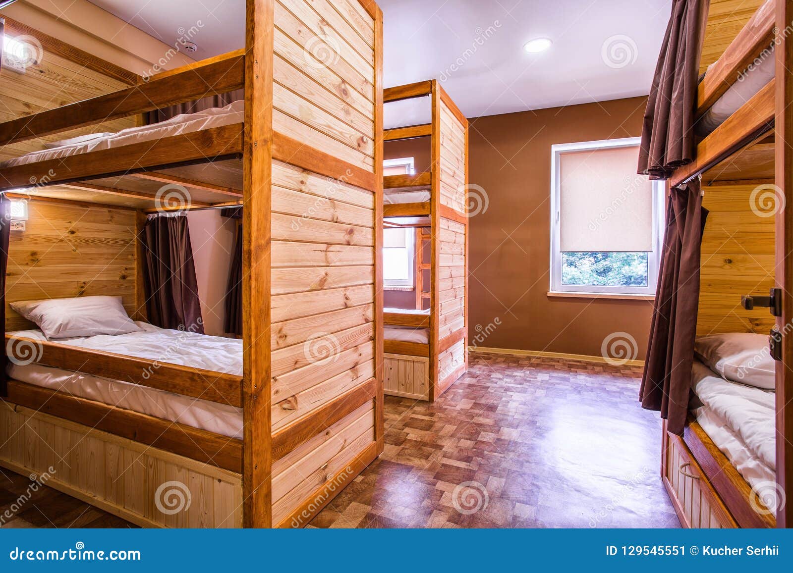 Bunk Wooden Beds in the Comfortable Hostel 库存图片 - 图片 包括有 客户, 现代: 129545551