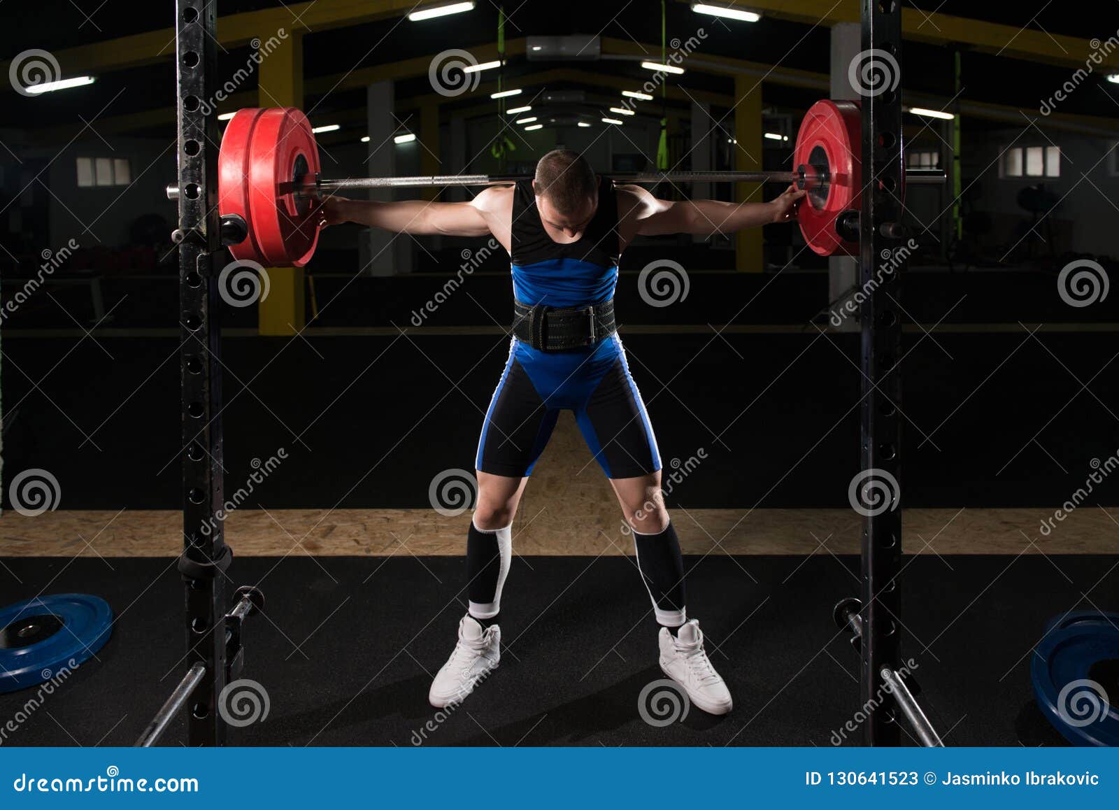 Powerlifter Doing Exercise for Legs with Barbell 库存图片 - 图片 包括有 男性, 白种人 ...