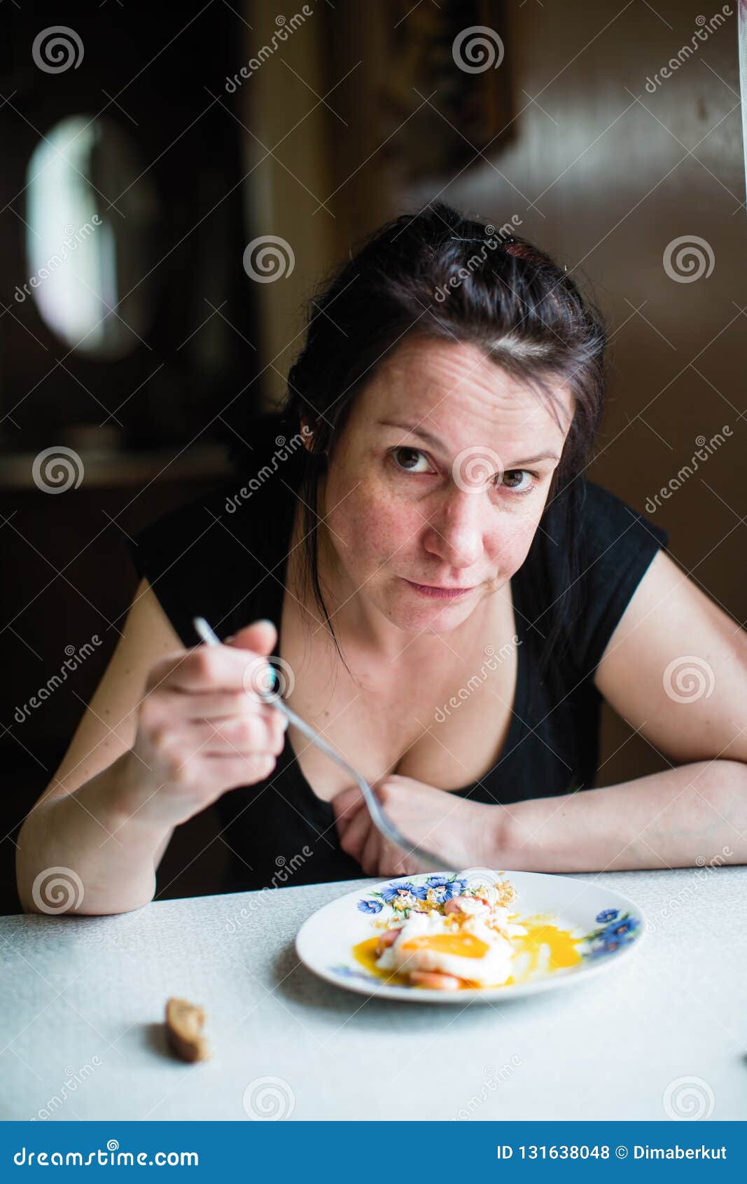 Woman Sitting at the Table in the House and Has Breakfast Foto de Stock ...