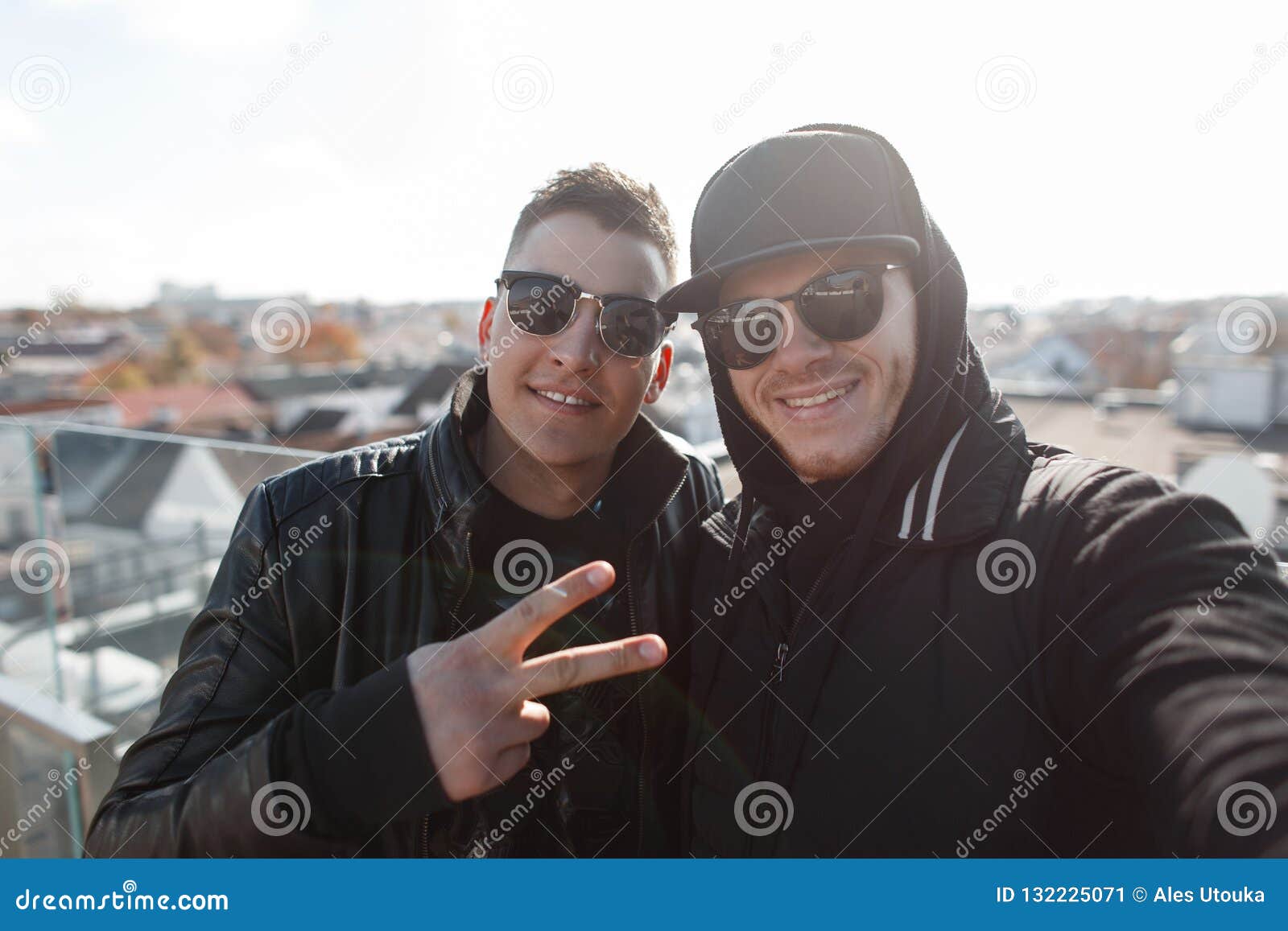 Young Beautiful Couple of Happy Handsome Man Friends 库存图片 - 图片 包括有 英俊 ...