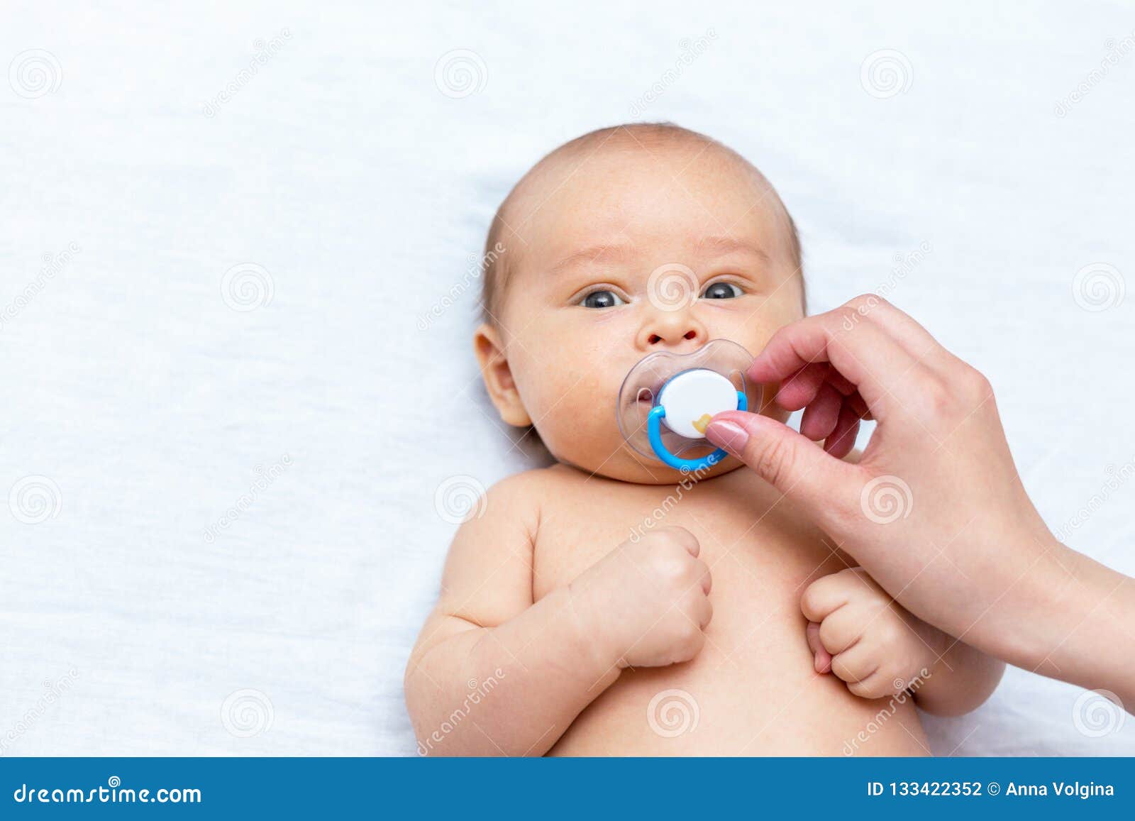 Mother Giving a Pacifier To Her Newborn Son Arkivfoto - Bild av dotter ...