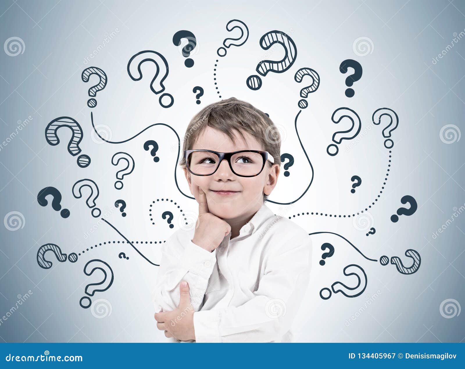 Thinking Little Boy, Question Marks on Gray Wall 库存图片 - 图片 包括有 放血, 标记 ...