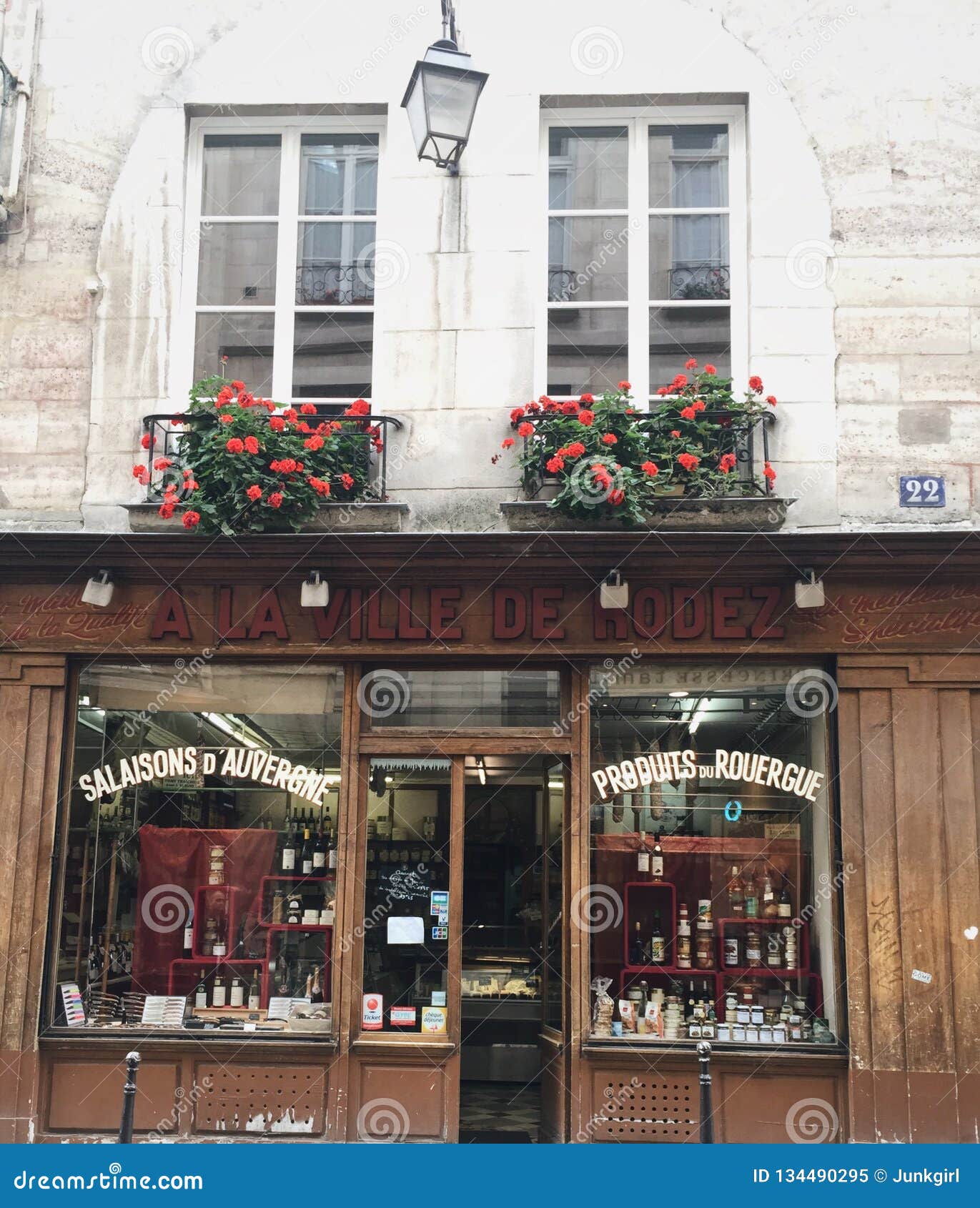 Parisian storefront redaktionell foto. Bild av gastronomi - 134490295
