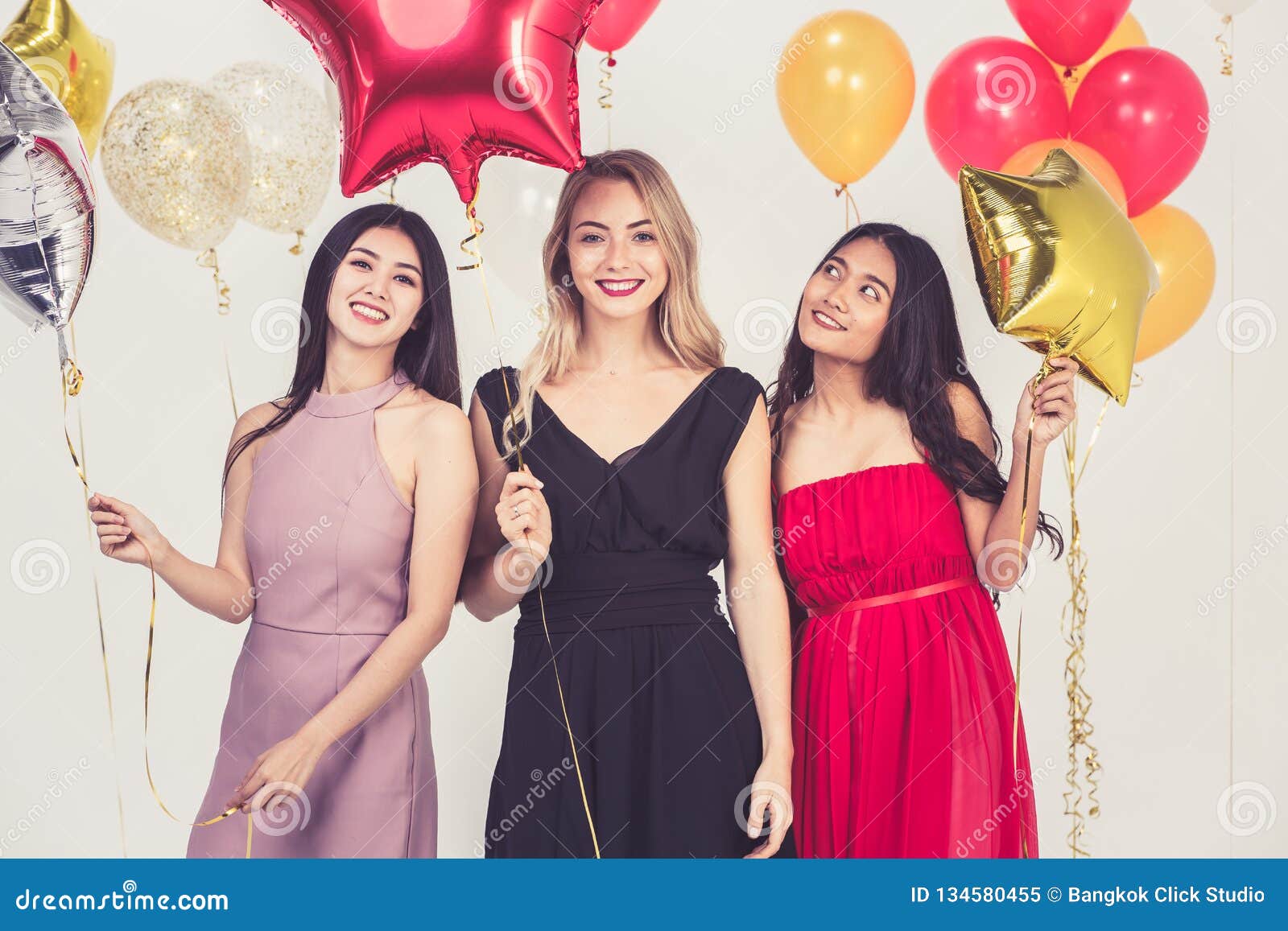 Young Women Have Fun Together at Party 库存图片 - 图片 包括有 跳舞, 欢欣: 134580455