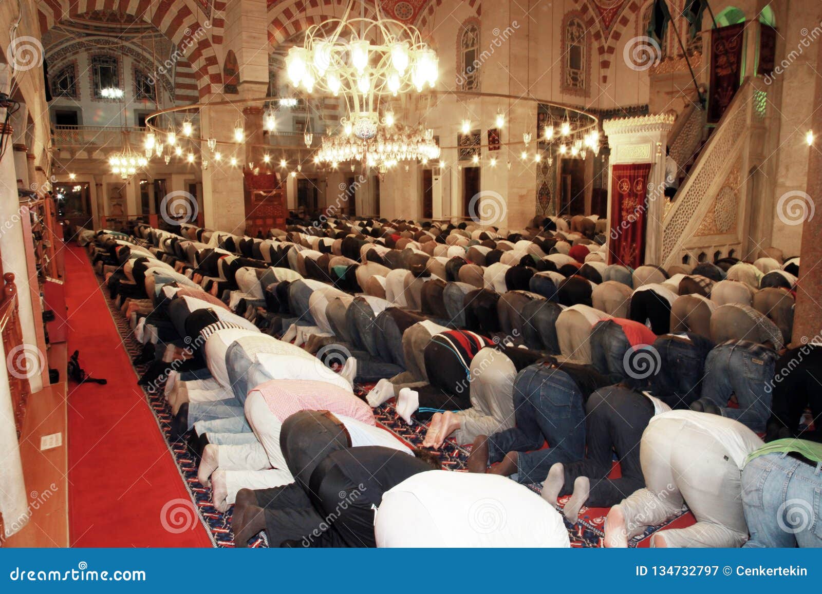 Man praying at Mosque 图库摄影片. 图片 包括有 回教, 内部, 崇拜, 拥挤, 里面 - 134732797