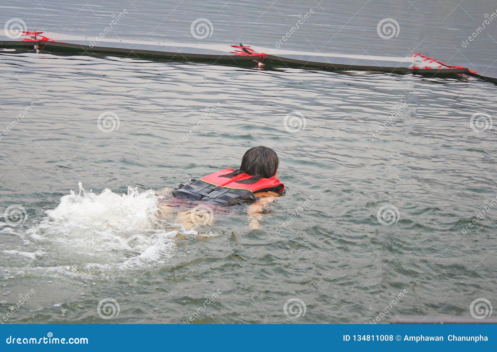 Asian Woman Floating in Water,relaxing in Holiday Trip Stockfoto - Bild ...