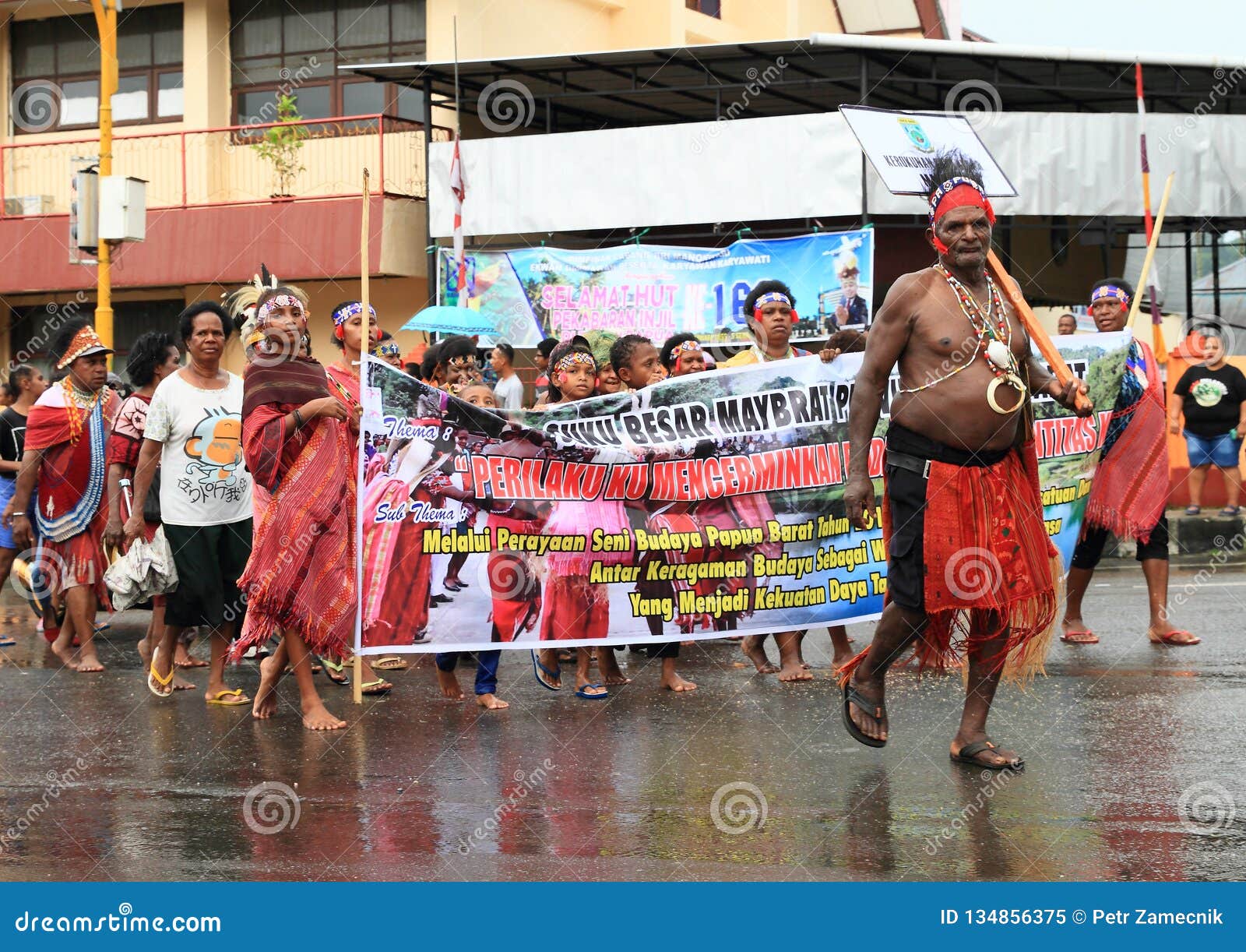 Papuan tribe Maybrat immagine editoriale. Immagine di processione ...