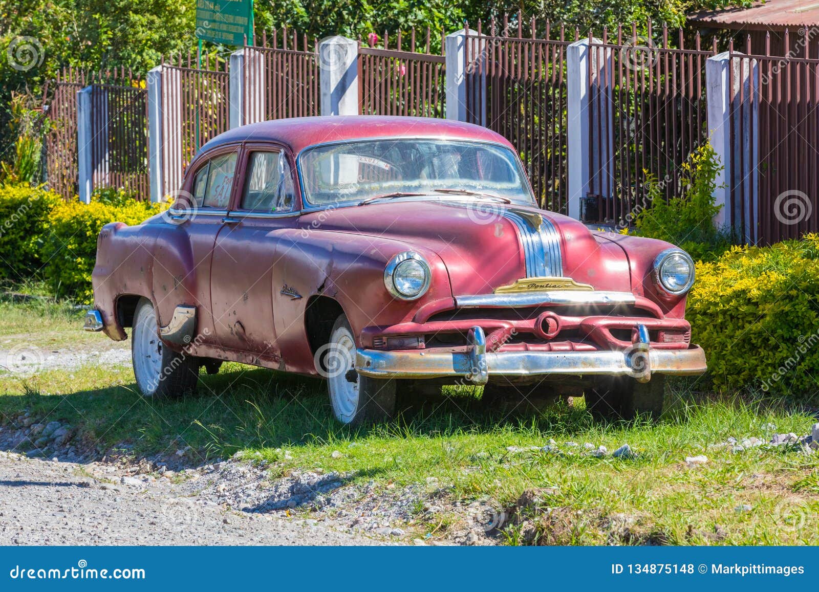 Old red pontiac car redactionele stock foto. Image of automobiel ...