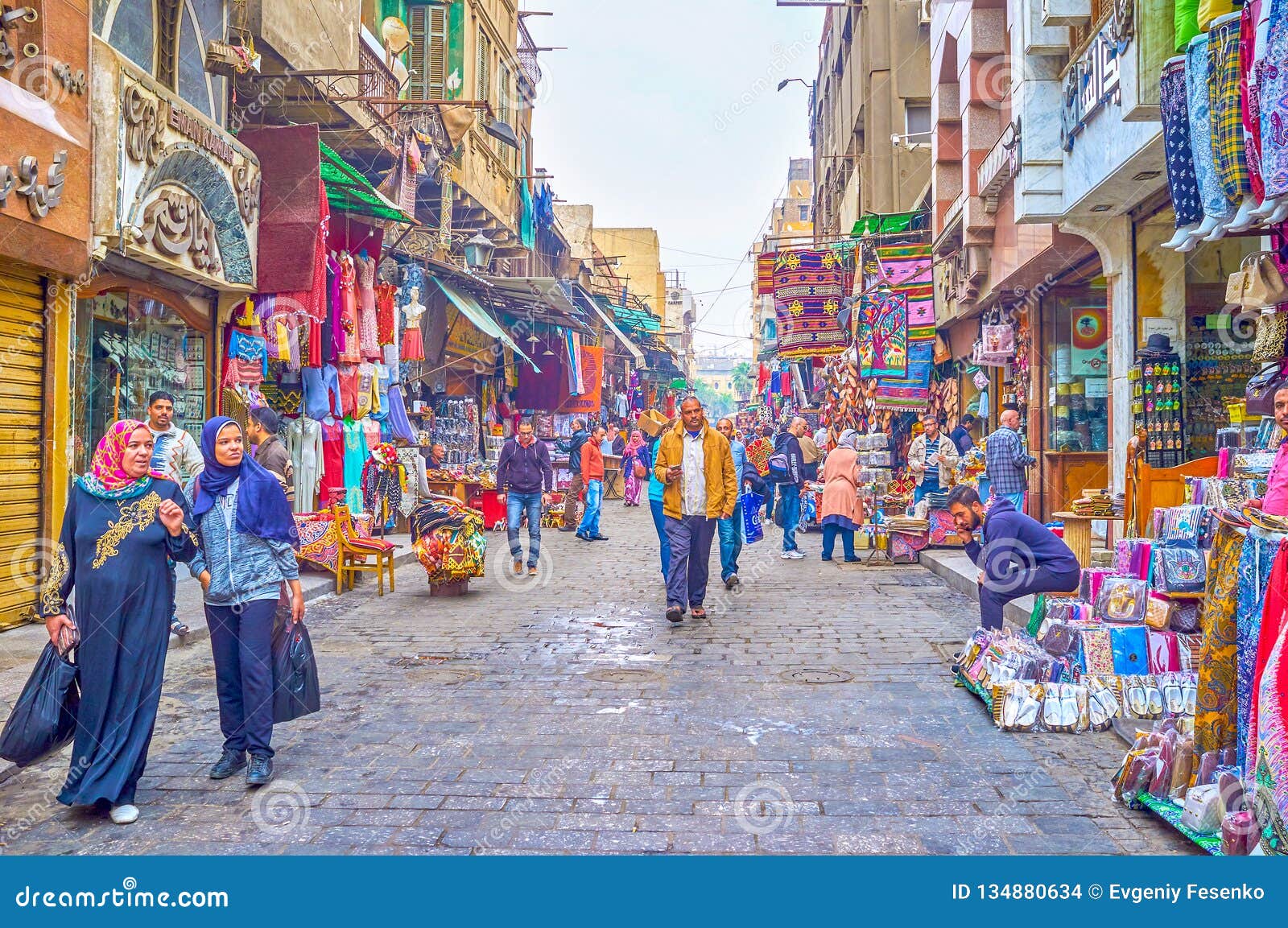 Shopping in Traditional Market in Center of Cairo, Egypt 编辑类库存图片 - 图片 ...