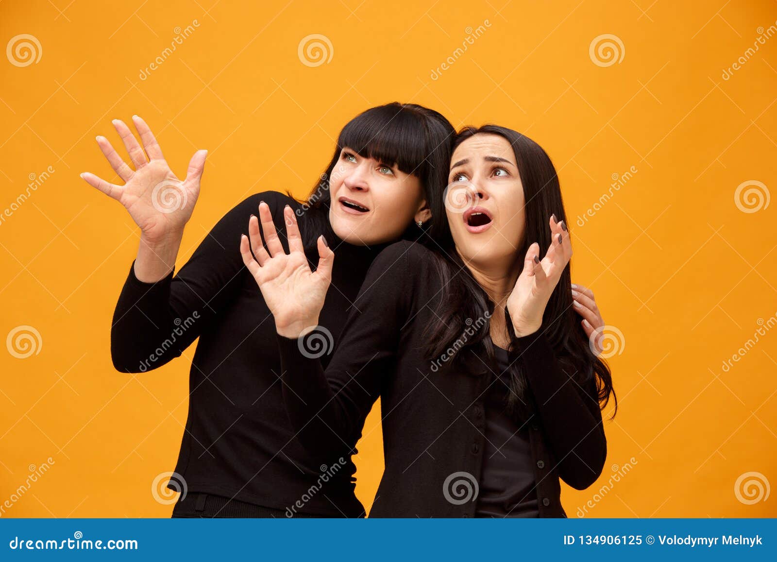 A Portrait of a Scared Mother and Daughter Immagine Stock - Immagine di ...