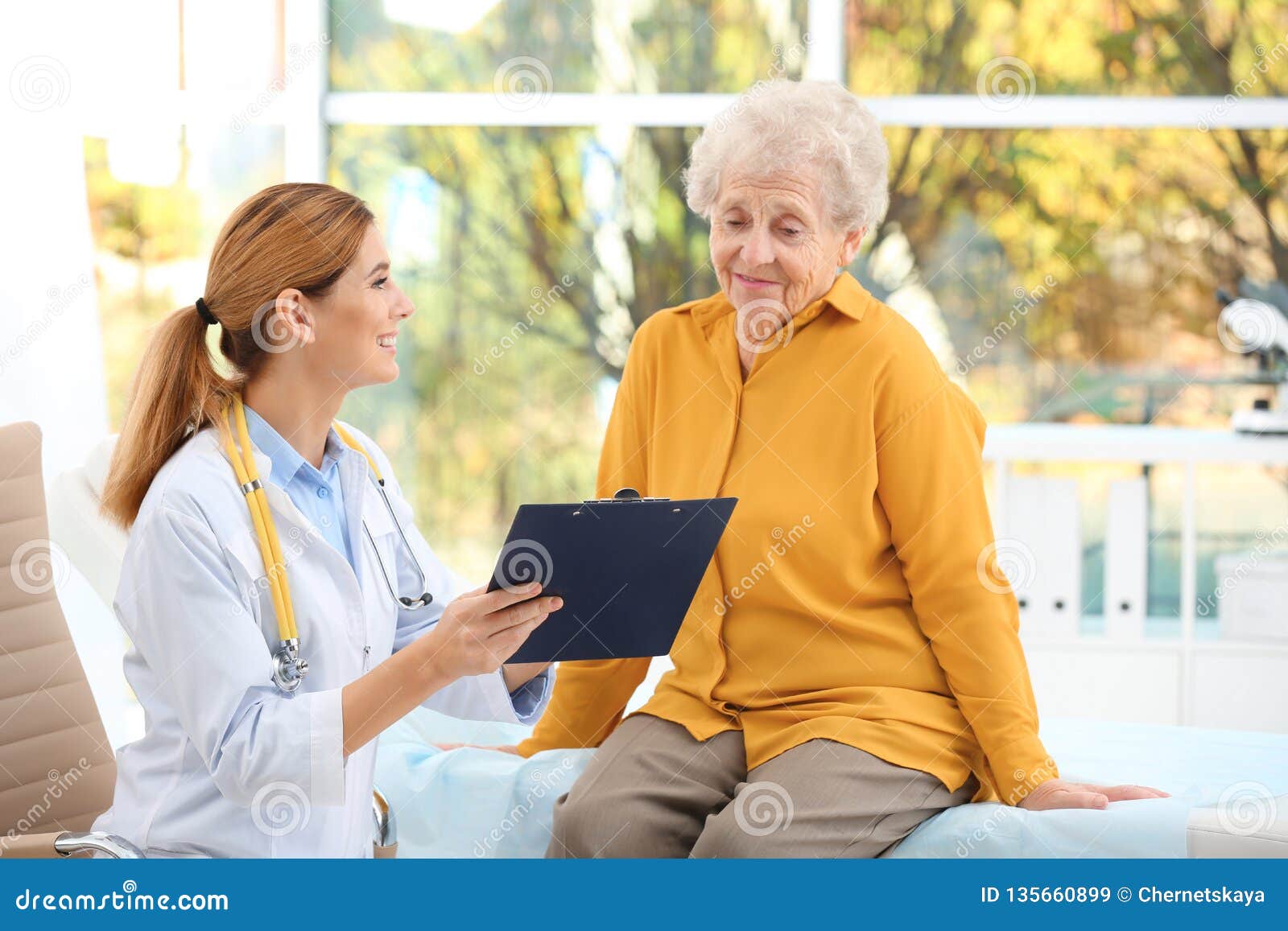 Doctor Working with Elderly Patient 库存图片 - 图片 包括有 工作, 病症: 135660899