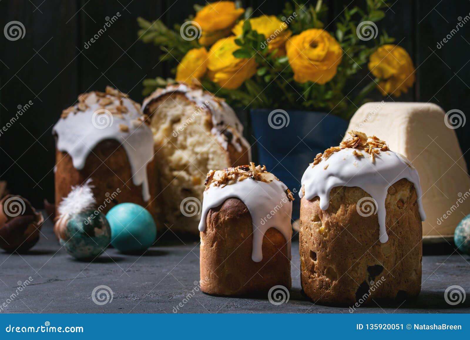 Easter cake Kulich imagem de stock. Imagem de sobremesa - 135920051