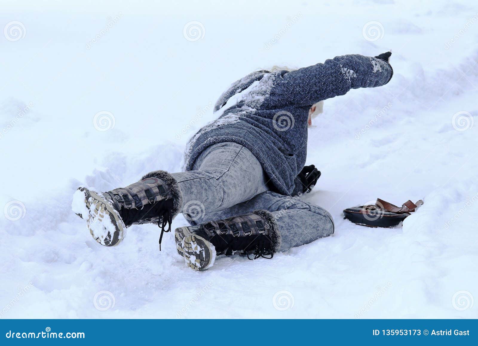 A Woman Slips on a Snowy Road 库存图片 - 图片 包括有 负债, 不可靠: 135953173