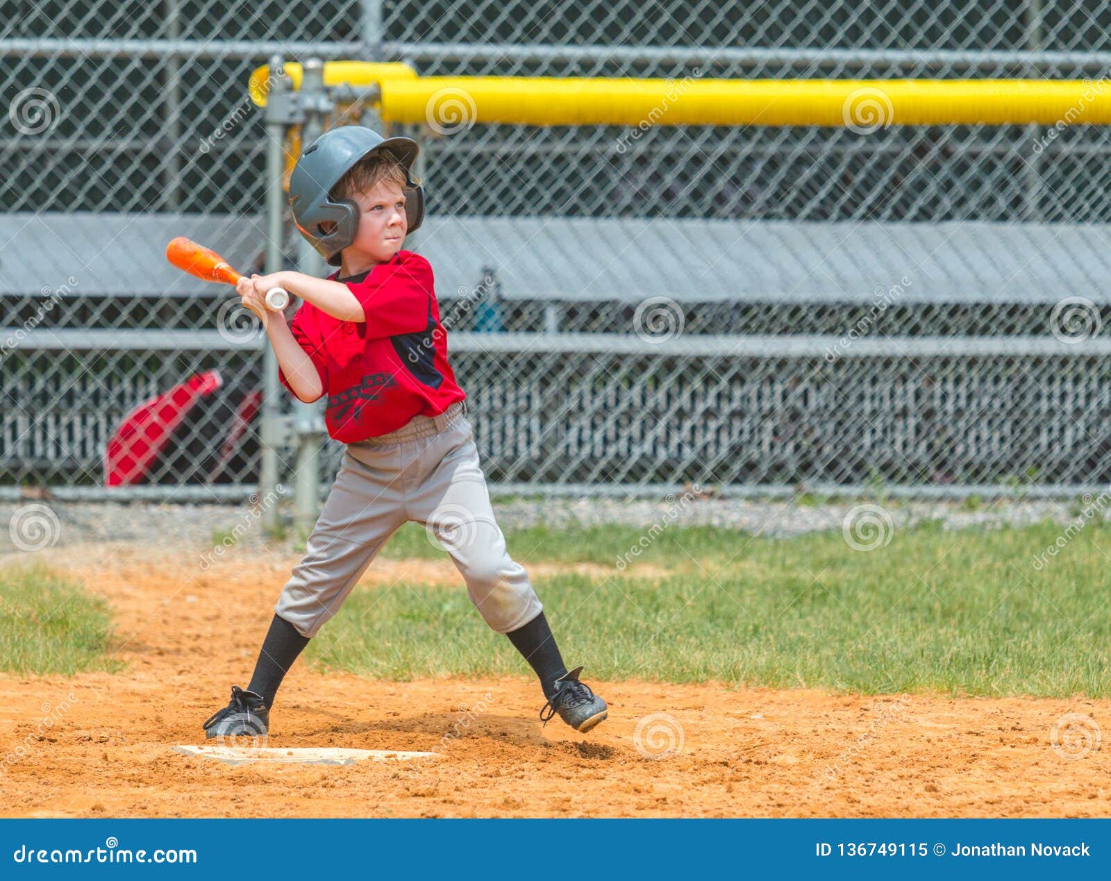 Baseball Player Ready To Swinging at Pitch 库存图片 - 图片 包括有 比赛, 足球: 136749115