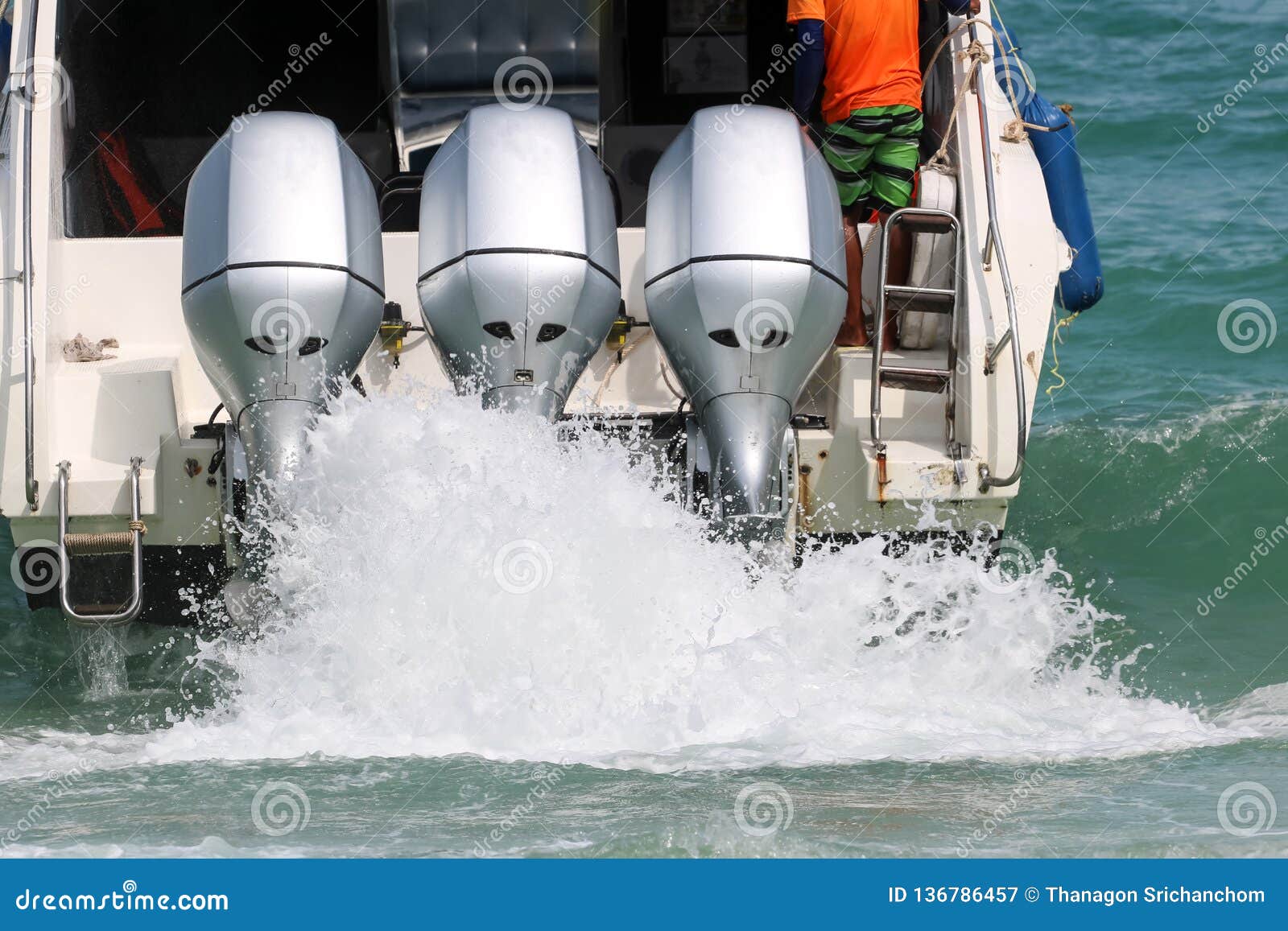 Speed Boat Engine is Runing with Sea Water Splashing 图库摄影片 - 图片 包括有 浪花 ...