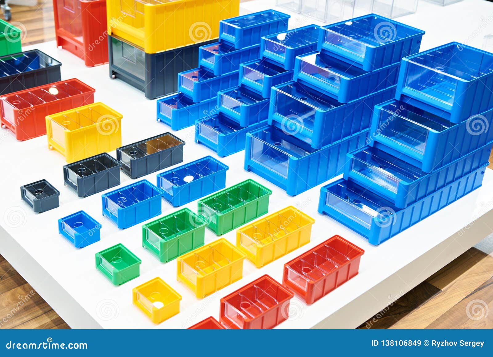 Color Plastic Boxes in Hardware Store Obraz Stock - Obraz złożonej z ...