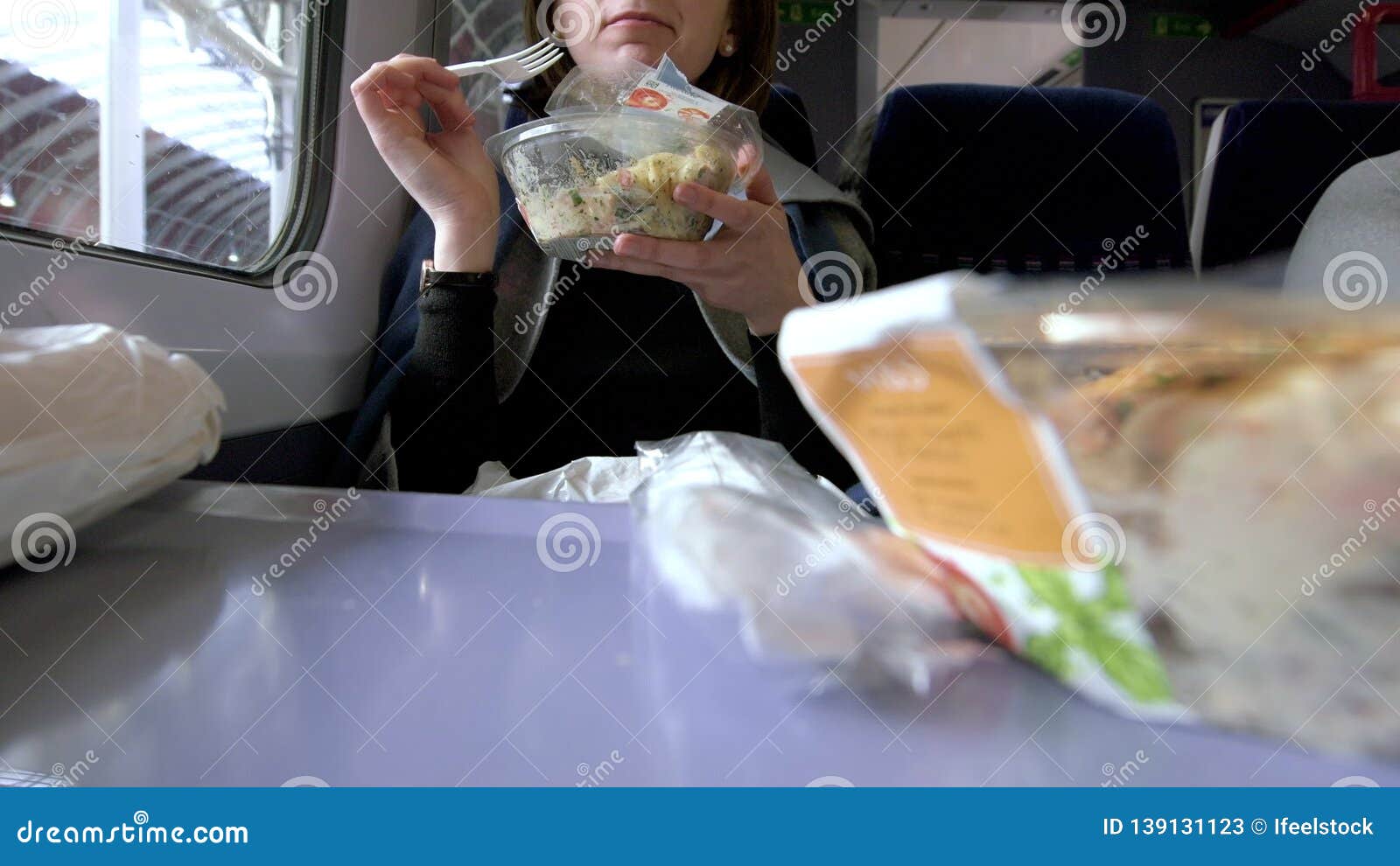 Woman Eating Bio Salad in Train in England 股票视频 - 视频 包括有 白种人, 健康: 139131123