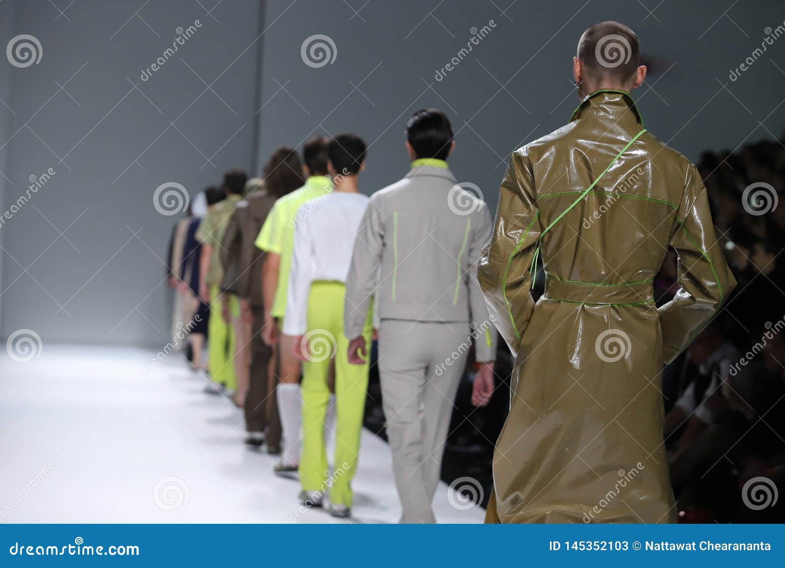 Fashion Models Walk Back Finale on Runway Ramp during Fashion Week 库存图片 ...
