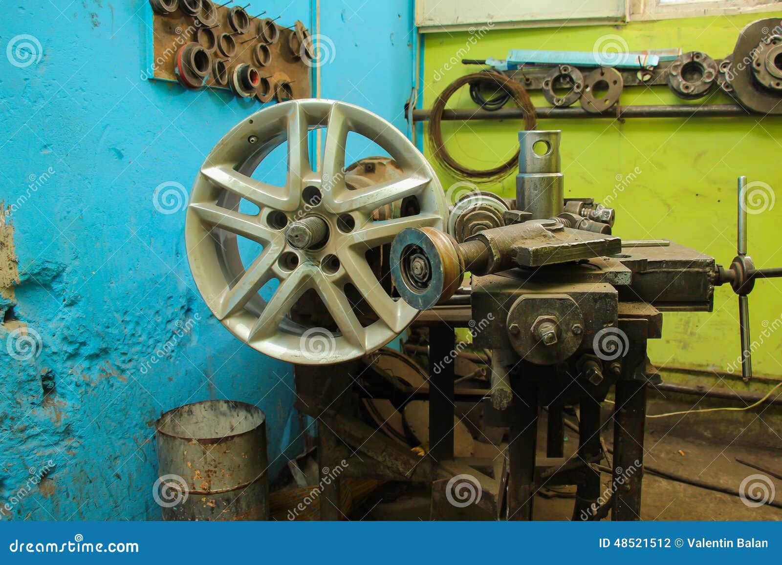 Device for repair wheels. 库存照片. 图片 包括有 工具, 适应的, 解决, 来回 - 48521512