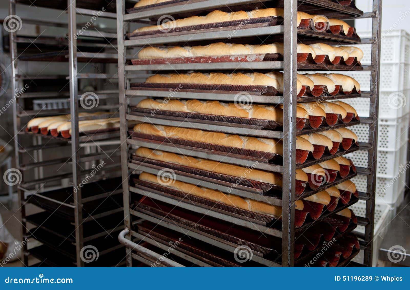 Rack with baguettes стоковое изображение. изображение насчитывающей ...