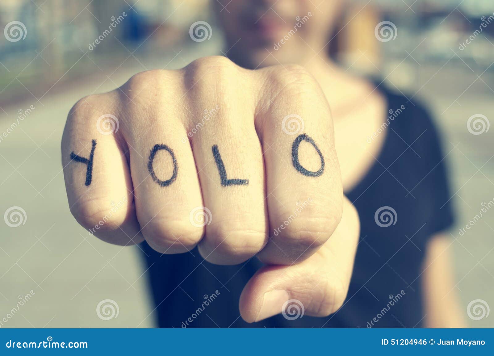 Young Man with the Word Yolo, for You only Live Once, Tattooed I 库存照片 ...