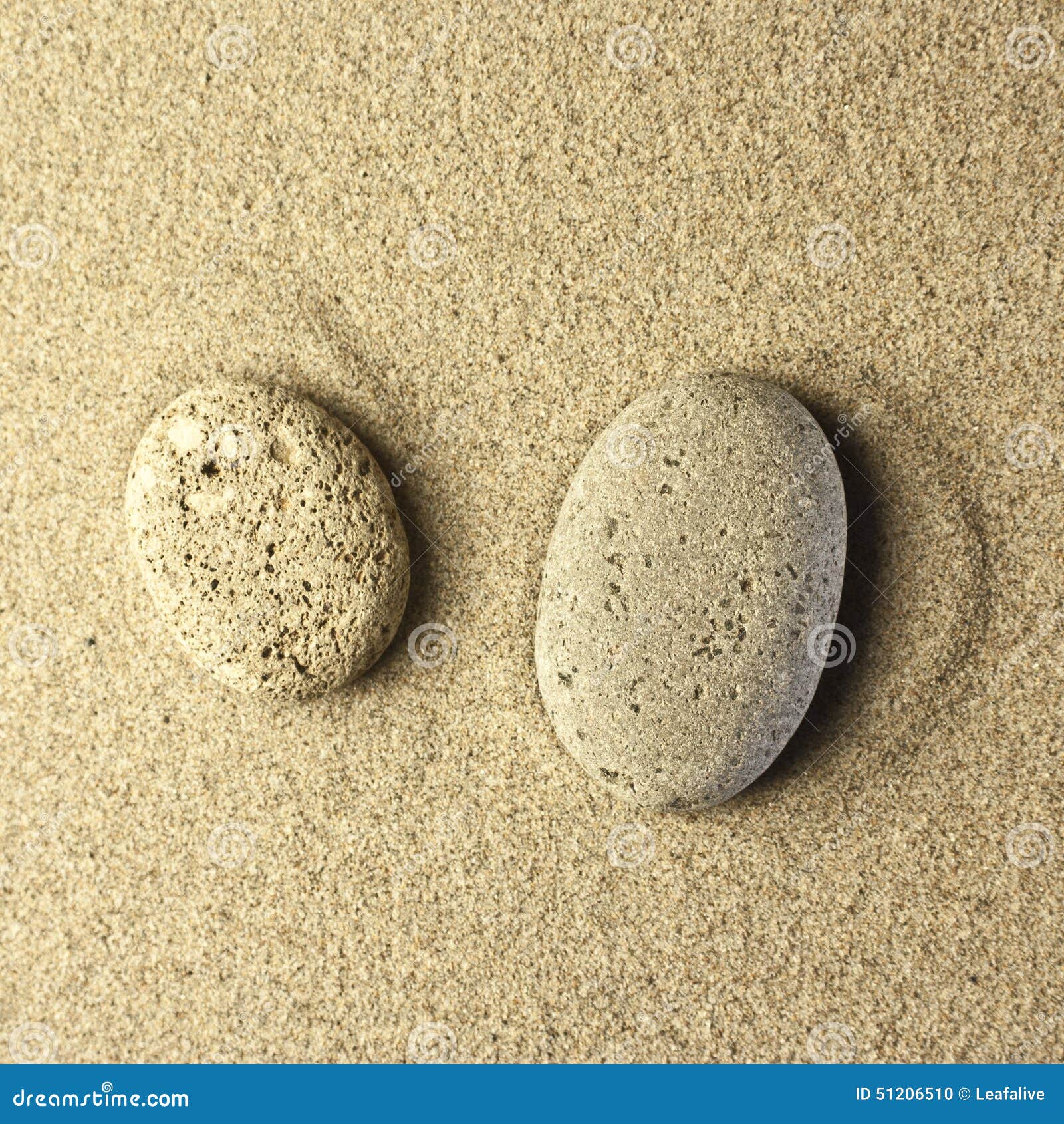 Two stones in the sand stock foto. Image of saldo, gouden - 51206510