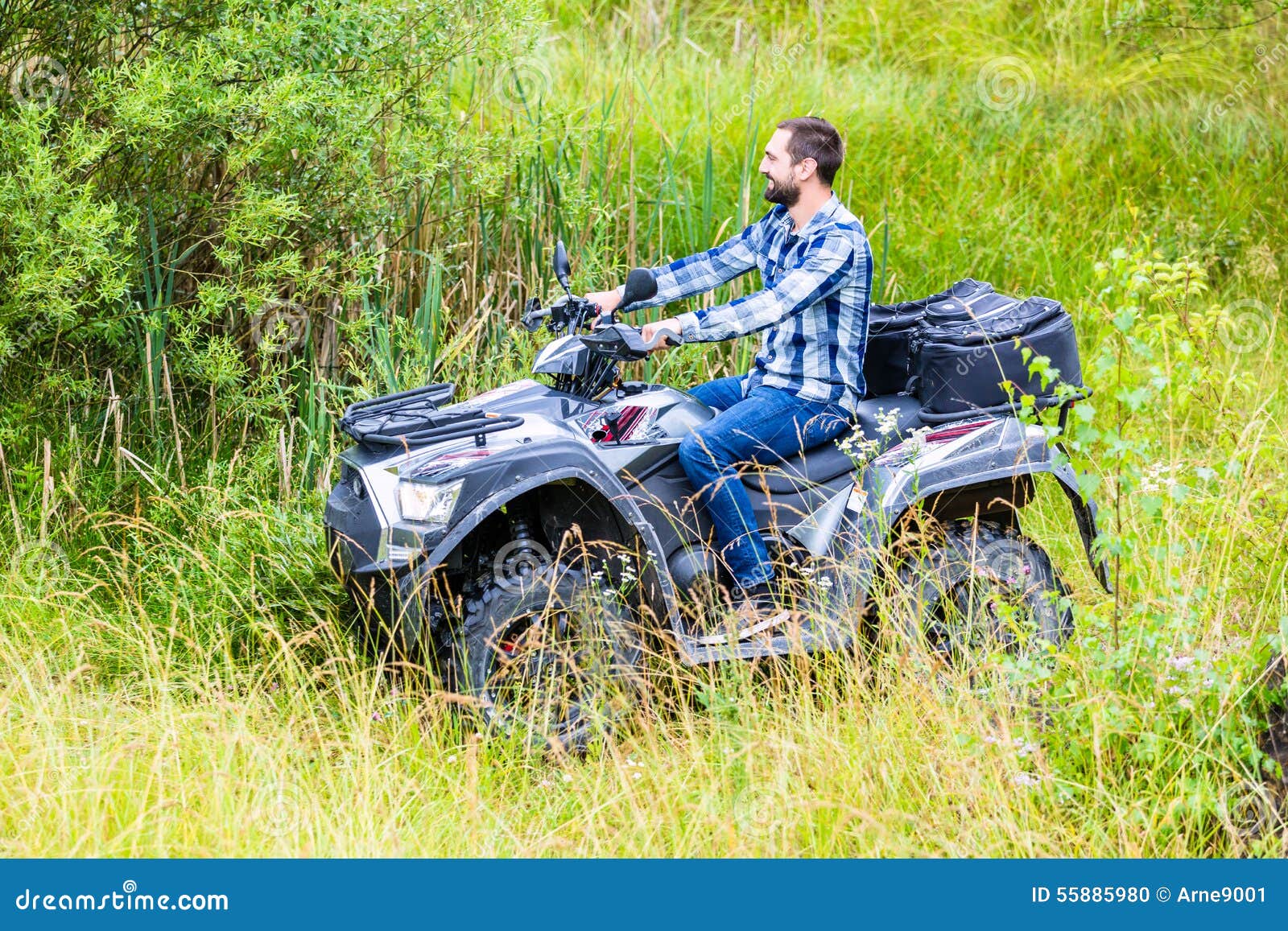 Man Driving Off-road with Quad Bike 库存照片 - 图片 包括有 字段, 碱性: 55885980
