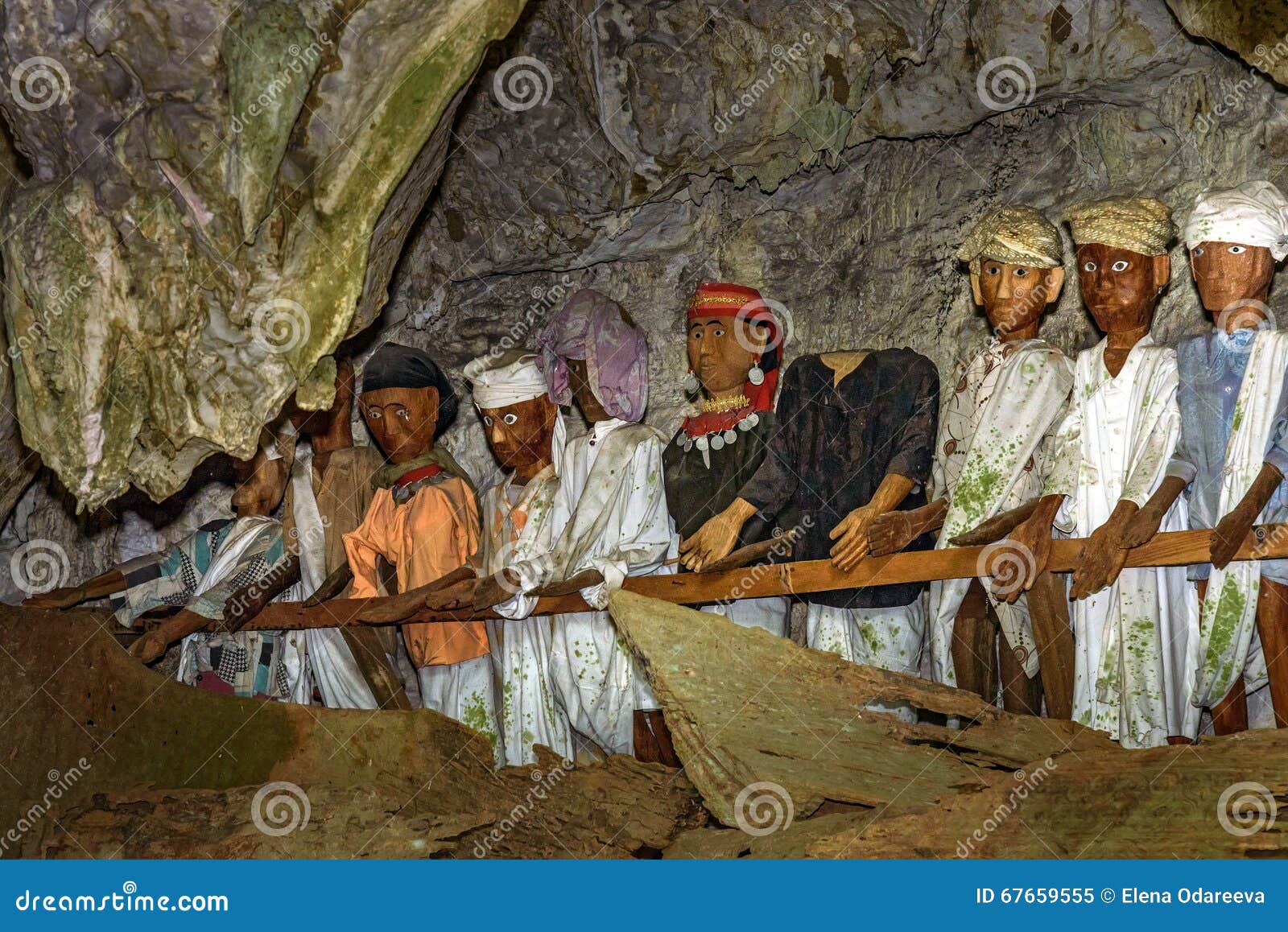 Wooden Statues of Tau Tau in TampangAllo Burial Cave at Tana Tor 库存图片 ...