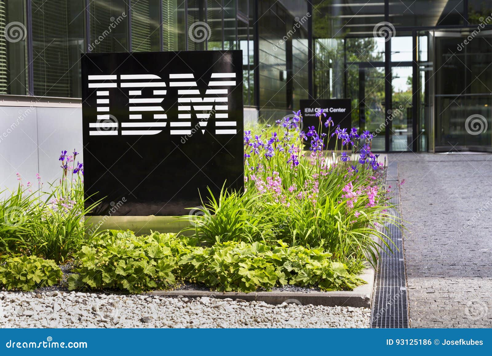 IBM Company Logo on Headquarters Building 编辑类照片 - 图片 包括有 服务, 布拉格: 93125186