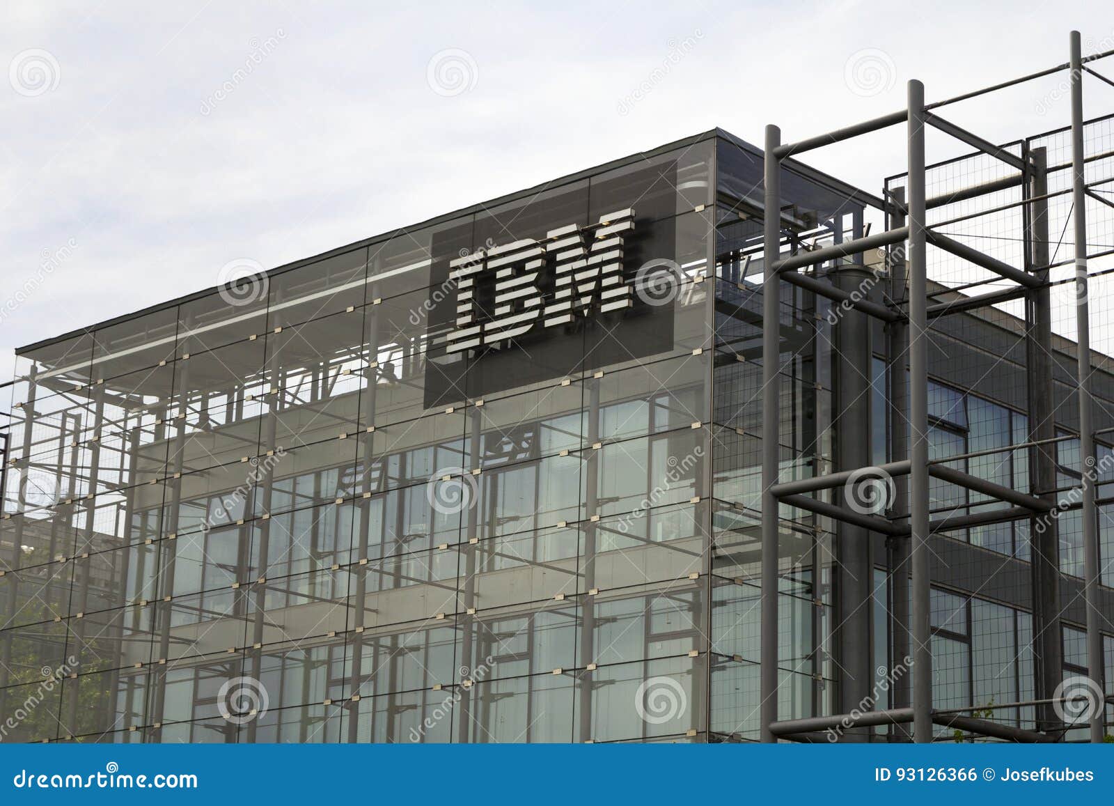 IBM Company Logo on Headquarters Building 编辑类照片 - 图片 包括有 蓝色, 背包: 93126366