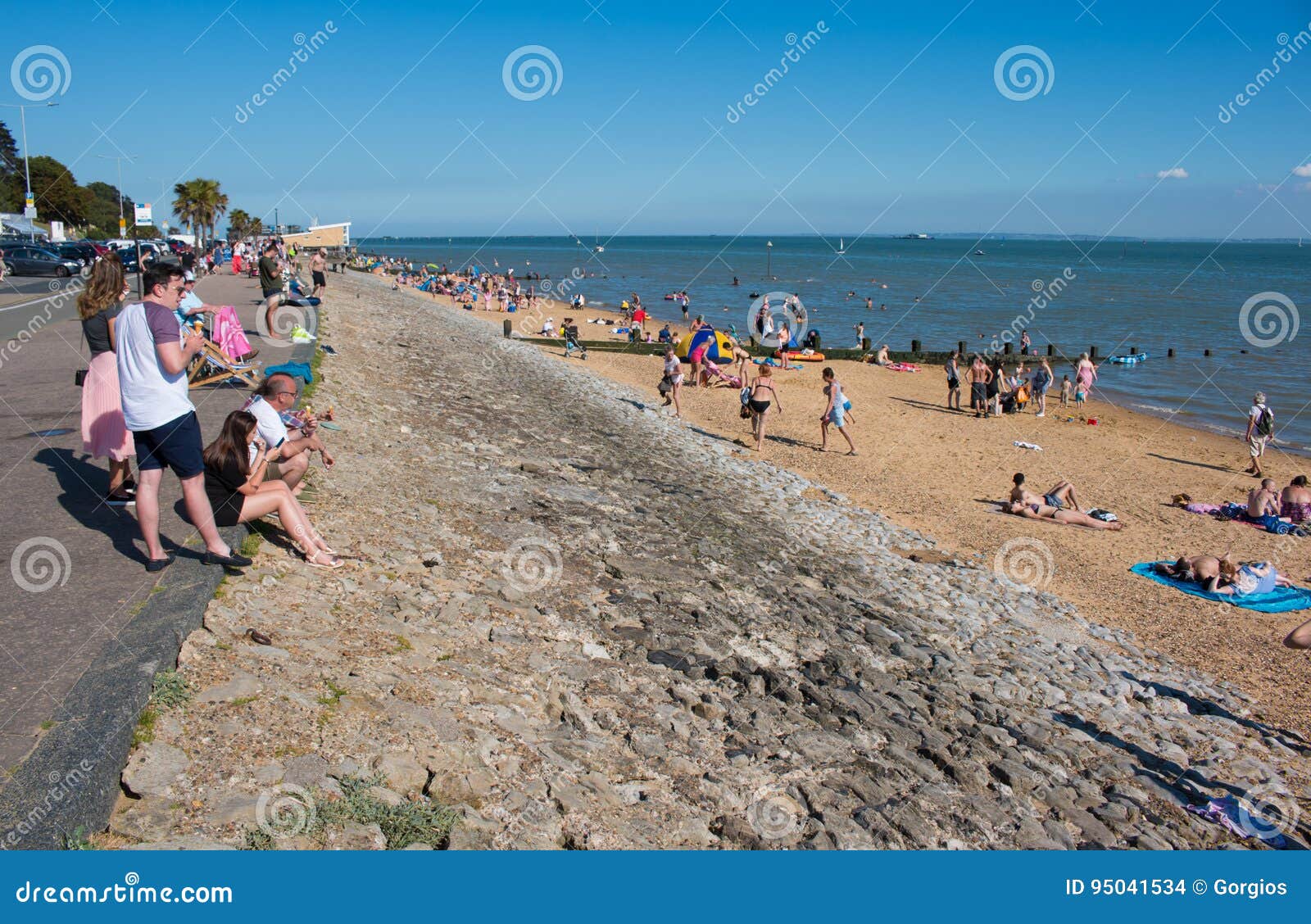 Beach in Southend on Sea in Summer Day Imagen de archivo editorial ...