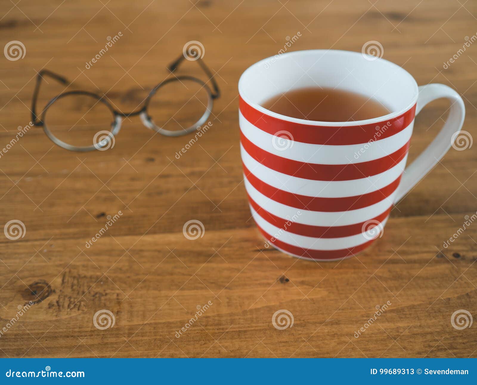 Red White Stripe Mug of Tea. Stockbild - Bild von morgen, beiläufig ...