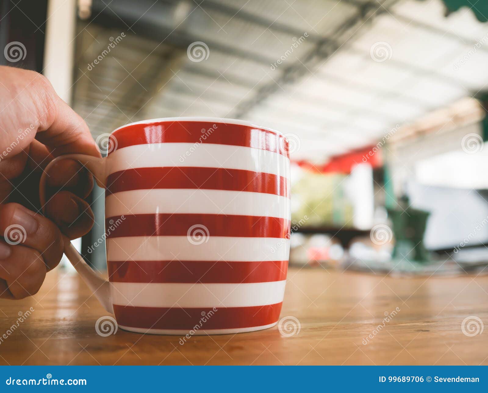 Red White Stripe Mug of Tea. Stock Foto - Image of vaatwerk, streep ...